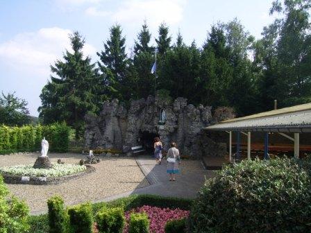 Maaseik (Neeroeteren – Grotstraat) * 2/10/8 – https://lourdesgrotten.wordpress.com