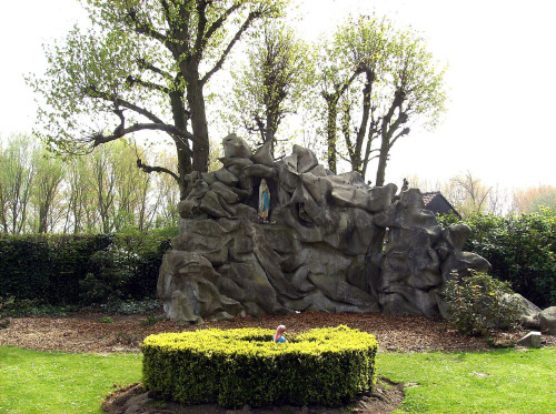 Dentergem (Oeselgem) – https://lourdesgrotten.wordpress.com