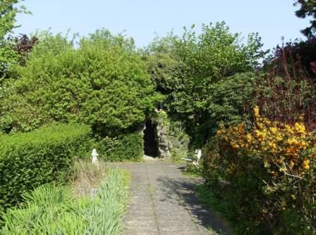 Erpe-Mere (klooster – Burst) – https://lourdesgrotten.wordpress.com