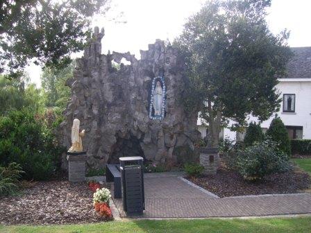 Kortenaken (achter de kerk) * 11/9/9 – https://lourdesgrotten.wordpress.com