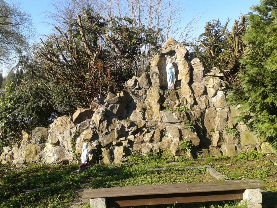 Bornem (Onze-Lieve-Vrouw Presentatieschool – Rijkenhoek 28/2/21 – https://lourdesgrotten ...