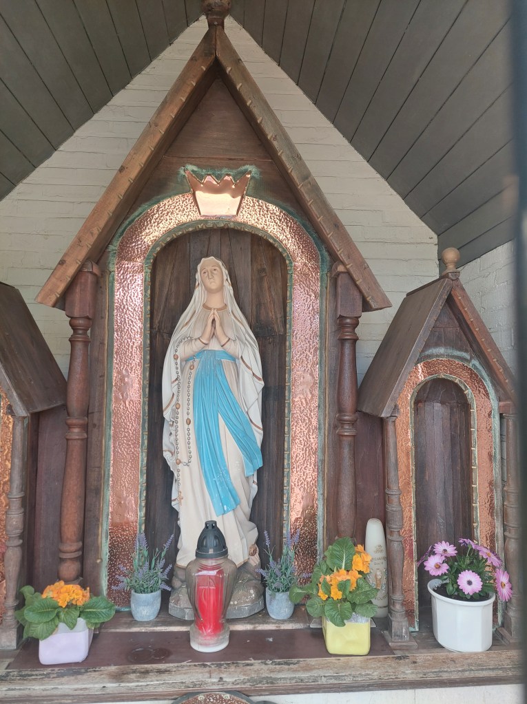 Tongeren – Koninksemstraat (links van huis nr. 84) * 6/5/23 – https://lourdesgrotten.wordpress.com