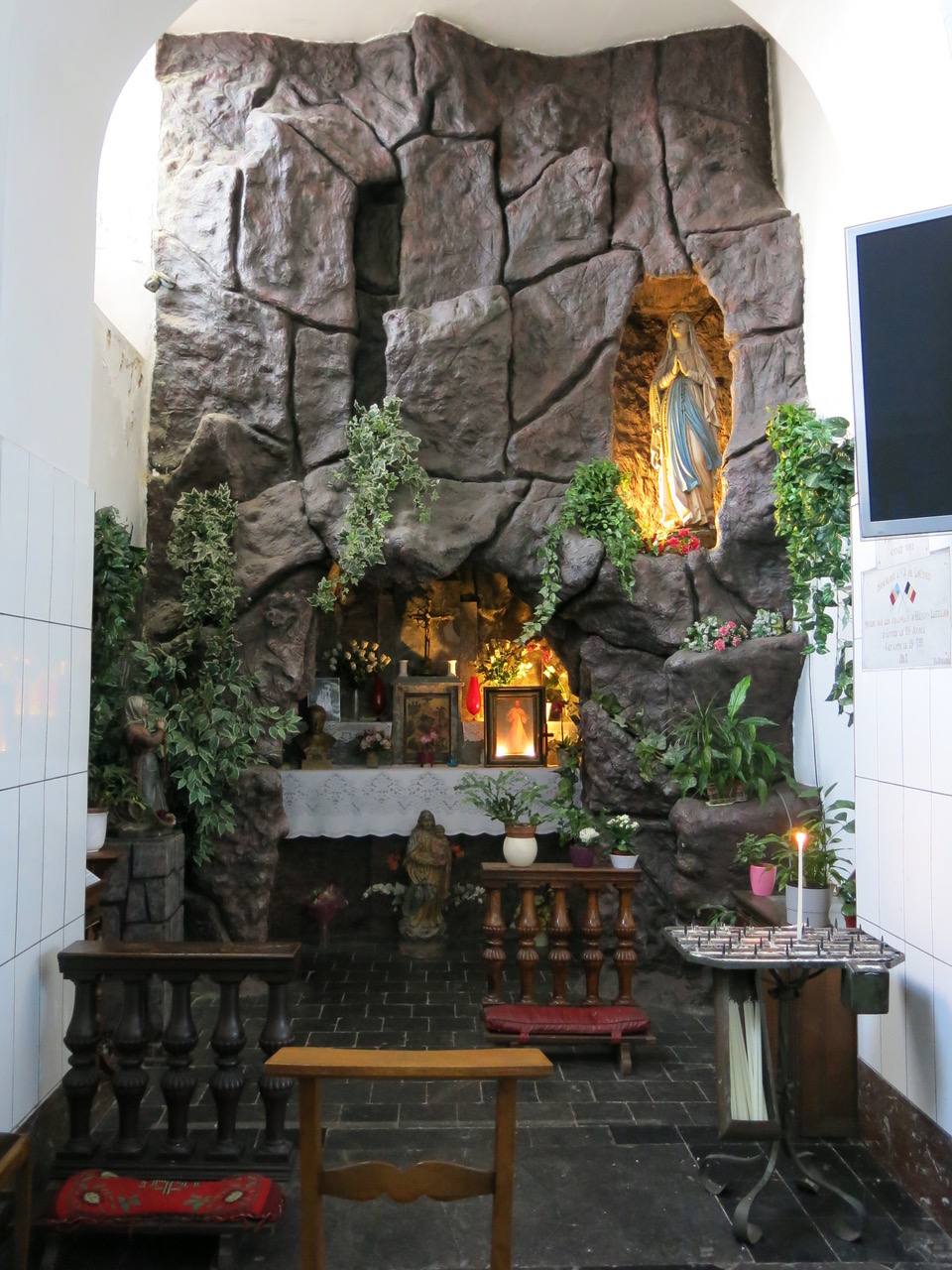 Genappe (kerk St.-Jean Evangeliste) 26/3/14 – https://lourdesgrotten.wordpress.com